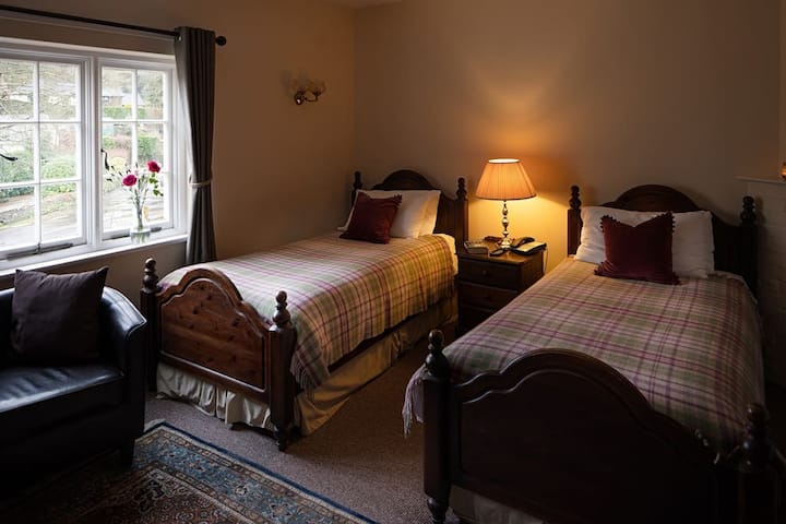 Lovely Twin Room In Brilliantly Located Pub - Dulverton