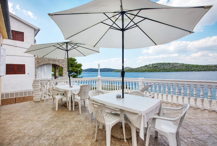 A-19870-c Appartement De Trois Chambres Prés De - Primošten