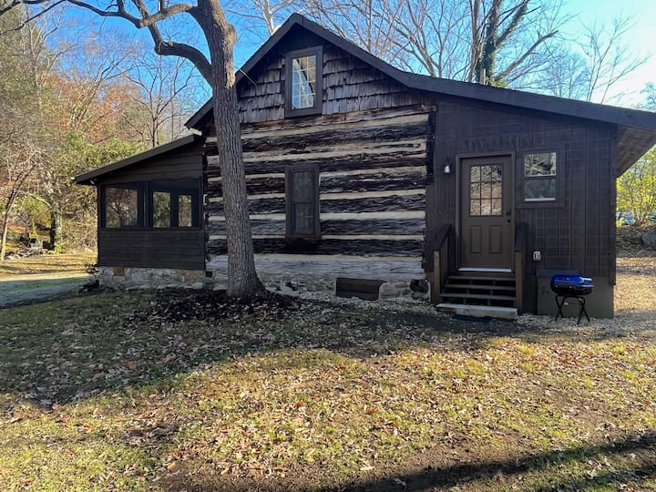 Cozy Historic Cabin W/ Creek & Huge Yard - Gatlinburg, TN