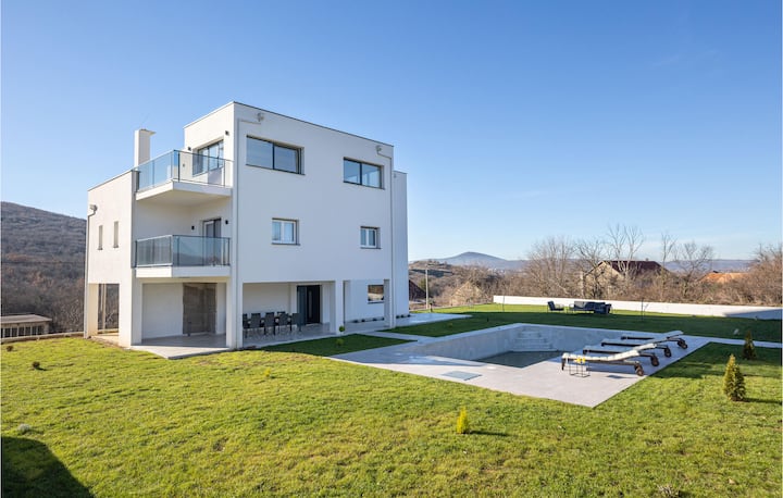 Gorgeous Home In Trilj With Sauna - Sinj