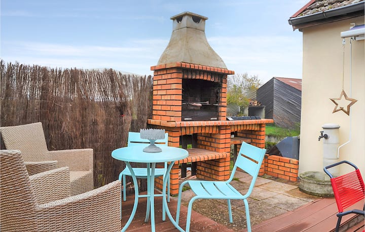 3 Bedroom Stunning Apartment In Autun - Autun