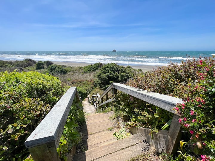 Ocean Front Sunset Shore Retreats "Sea Otter Snooz - Smith River, CA