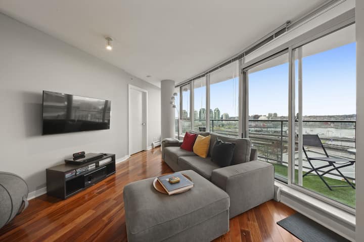Gorgeous & Bright Apartment W/ Pool, Gym, + Sauna - North Vancouver