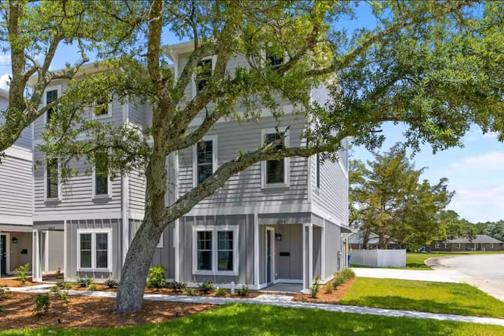 Bright 6br | Elevator | Deck | Garage Parking - Beaufort, NC