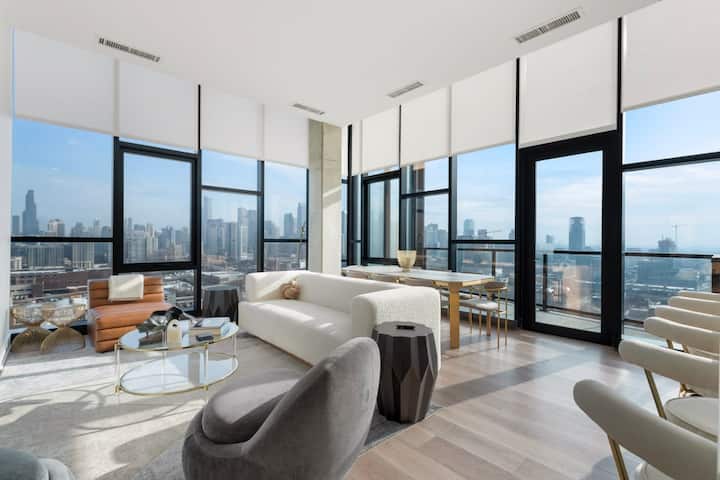 Skyline Penthouse Duo: 6 Bedrooms For Large Groups - Chicago, IL