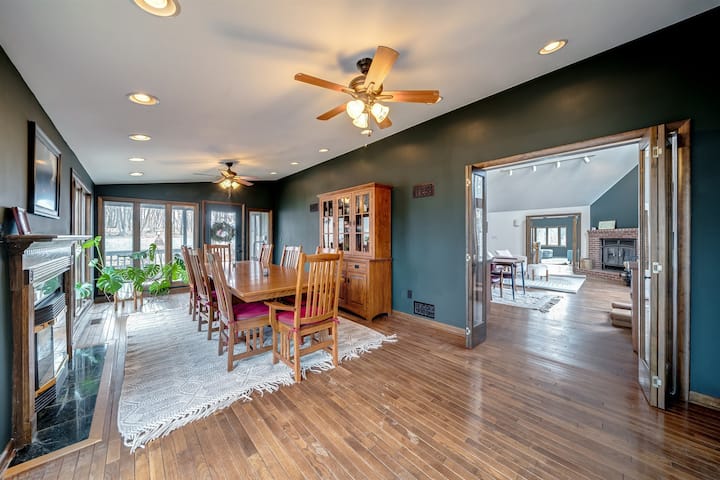 Upscale, 4 Fireplaces, Fire Pit & Pool Access - West Virginia