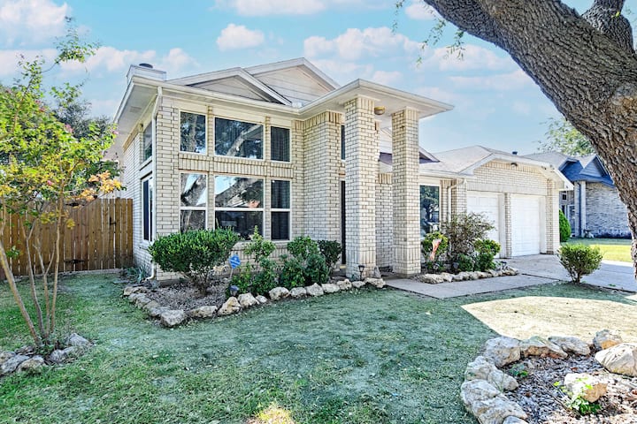 A Grand Prairie Getaway | Hot Tub • Fire Pit • Gam - Grand Prairie, TX