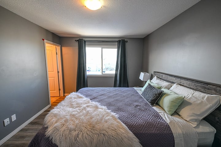 Cozy Stay | Wifi | Smart Tv |  3 Bed & 2.5 Bath - Grande Prairie