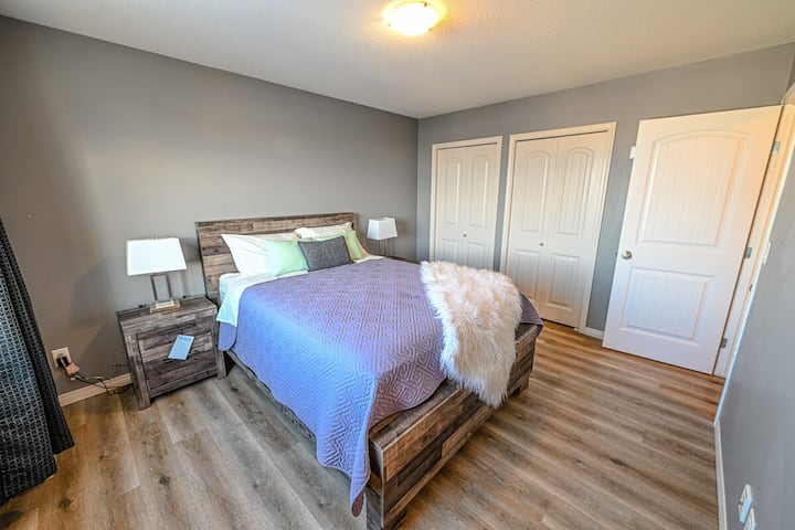 Comfort Stay | Wifi | Smart Tv |  3 Bed & 2.5 Bath - Grande Prairie