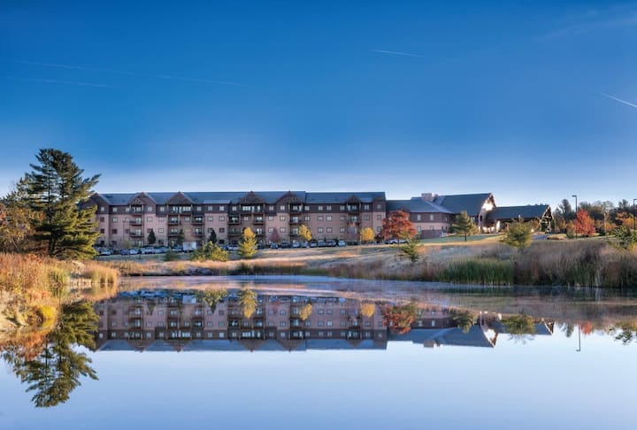 Wyndham Glacier Canyon |1br/1ba King Suite W/ Balc - Lake Delton, WI