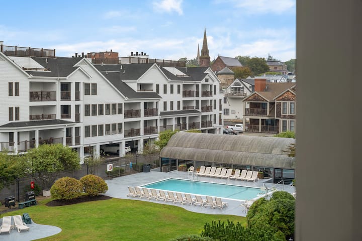 Wyndham Newport Onshore|1br/1ba Balcony King Suite - Newport, RI