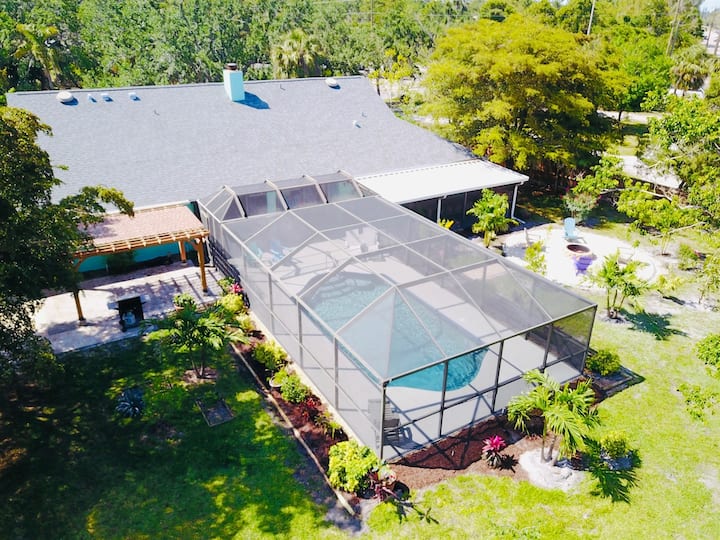 Paradise Getaway W/ Pool, Game Room & Fire Pit! - Bradenton Beach, FL