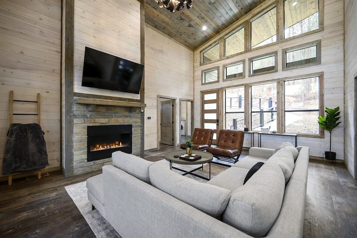 Serene Mountain Cabin Retreat With Private Hot Tub - Oklahoma