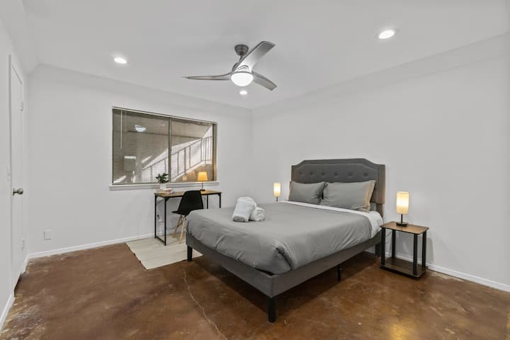 Soco Urban Nest | The Perfect Location | Free Pkg - Austin, TX