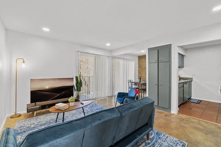Urban Nest The Perfect Location Free Pkg - Austin, TX