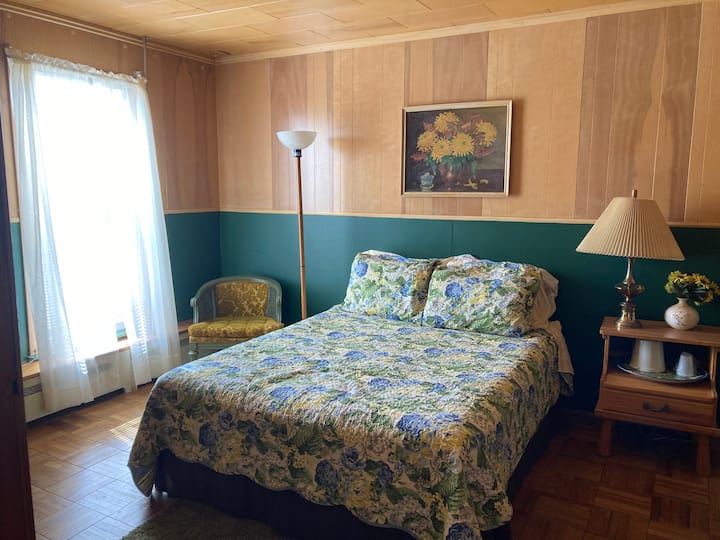 211-boutique Hotel W/ Restaurant, Pub, Music, Park - Escanaba, MI