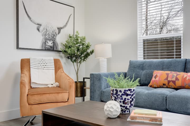 You Had Me @ Hello | Stylish Charming Bungalow - Austin, TX