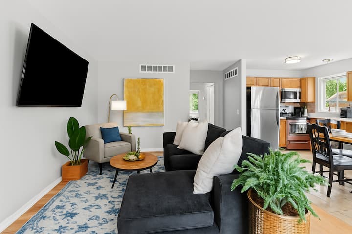 Cozy 2br Condo In Great Location | King Bed - Roseville, MI