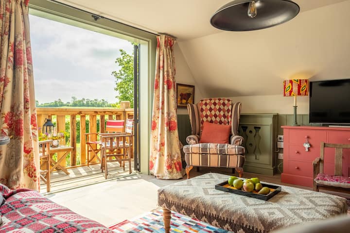 Colourful And Cosy Rural Hideaway - Aspen Loft - Clare Castle