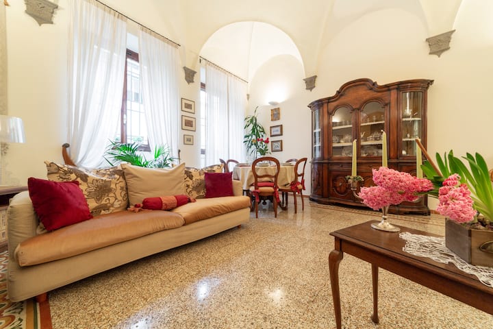 The Paintress Home With Private Patio - Florence