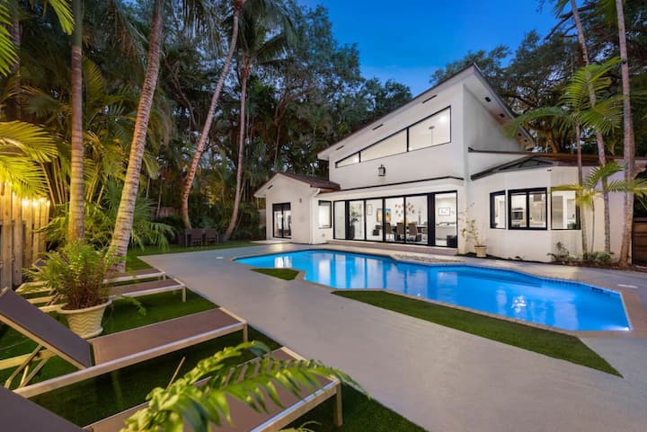 Lush Villa With Heated Pool Sleeps 13, Location! - Miami, FL