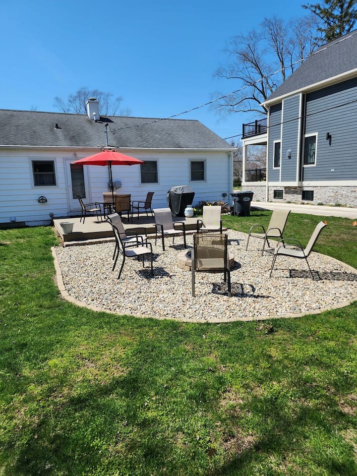 Pet Friendly And Close To Blue Stairs Beach Access - South Haven, MI