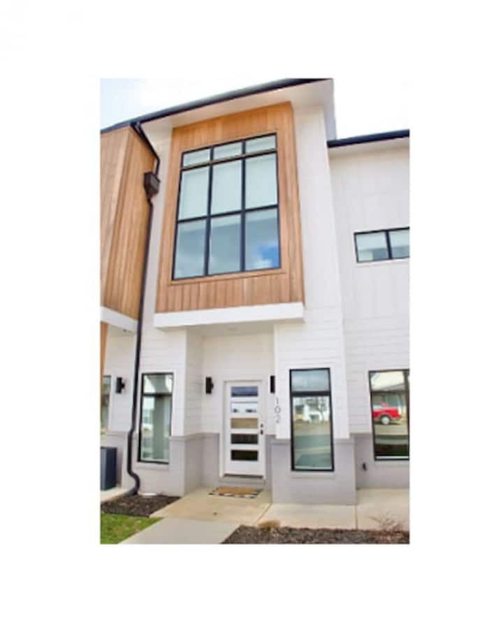 Sokno Townhome ~ Walk To Food & Drink + Riverfront - Knoxville, TN