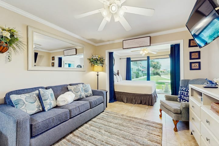 Studio Soundview 1st-floor | Patio | Pool - Navarre, FL