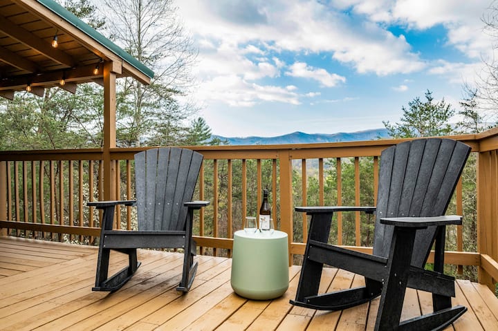 Hot Tub, *Clean* Convenient Gorgeous Views! - Pigeon Forge, TN