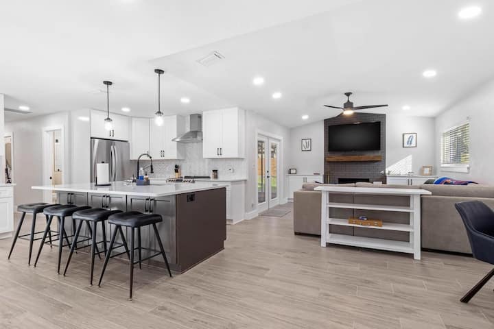 Airy, Spacious, Newly Renovated Home – Walk To Uf! - Gainesville, FL