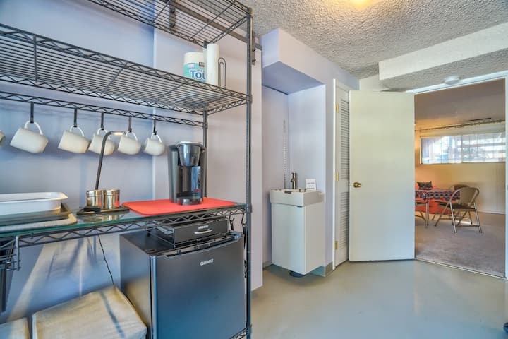 Cozy Ground Floor | Pet Friendly | Work Space - Colorado Springs, CO