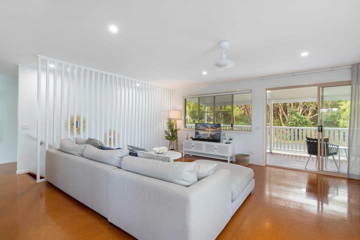 Spacious 4-bed House Metres From Beach - Caloundra