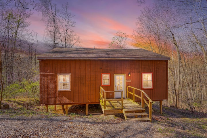Wyandot Woods - Hillside Cabin - Laurelville, OH