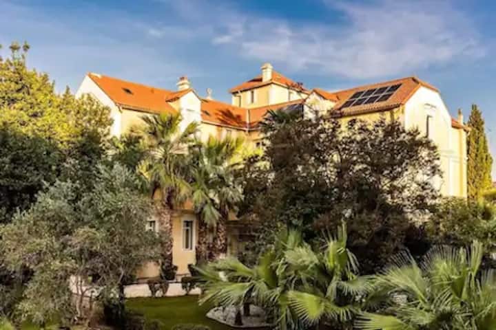 Château La Tour Apollinaire: Romantique Tour, Vues - Perpignan