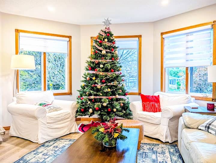 Cocoa, Cottages & Cheer: Bayfield's Christmas Deli - Bayfield