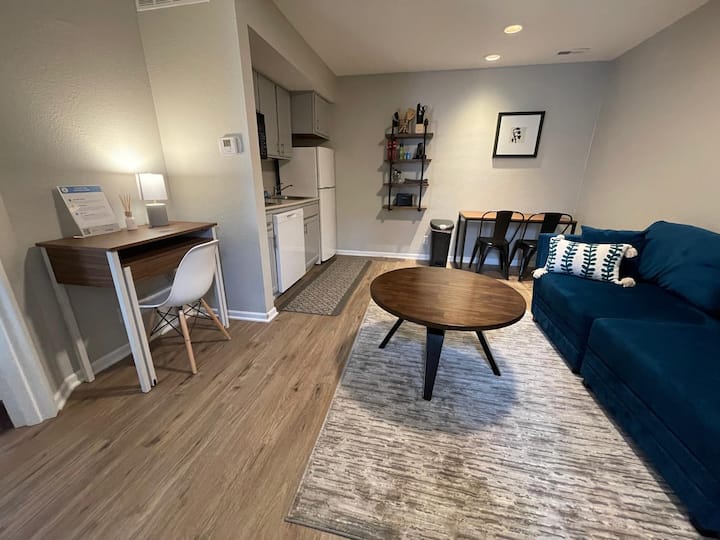 Chic Apartment With Private Entrance, Near Aksarbe - Omaha, NE