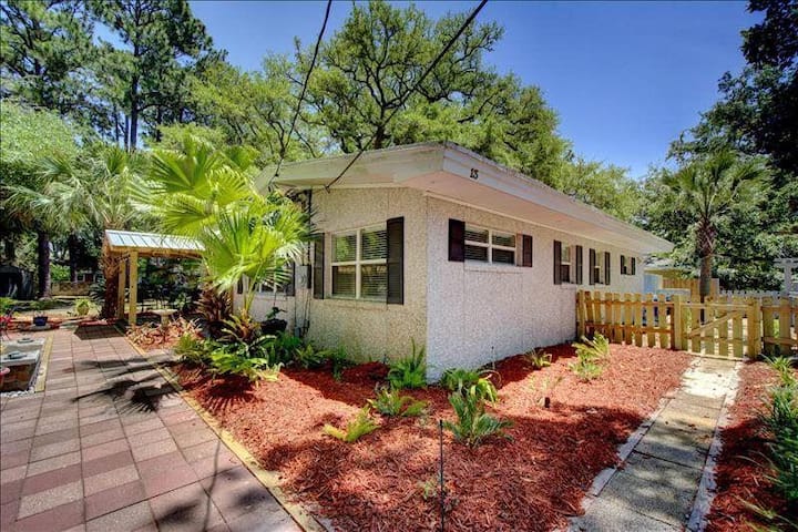 Pine Grove - Cozy Cottage With Lovely Patio Oasis - Jekyll Island, GA