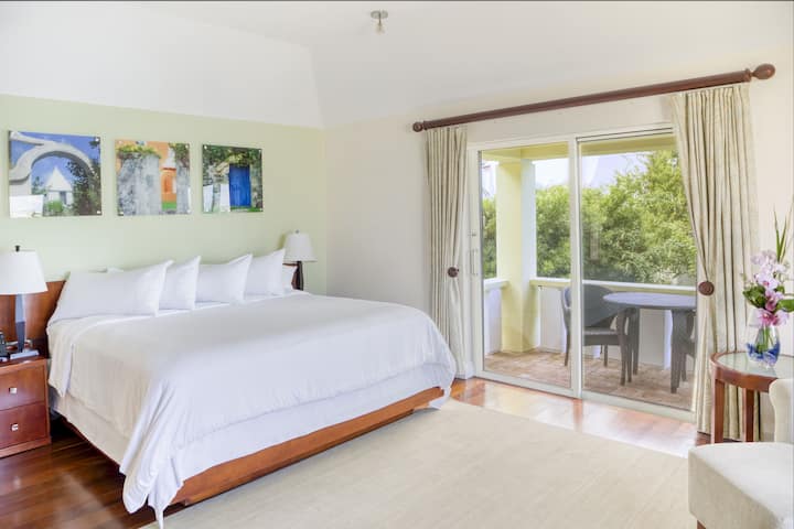 Relax And Unwind! Full Kitchen, Pool, Free Parking - Bermuda