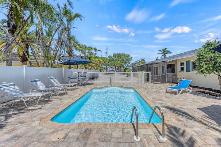 Sandy Seahorse Cottage | Walking Distance To Beach - Siesta Key, FL