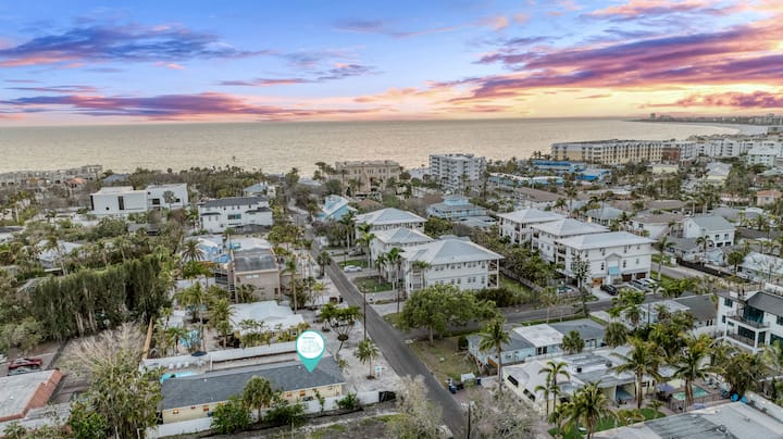 Sandy Seahorse Cottage | Walking Distance To Beach - Siesta Key, FL