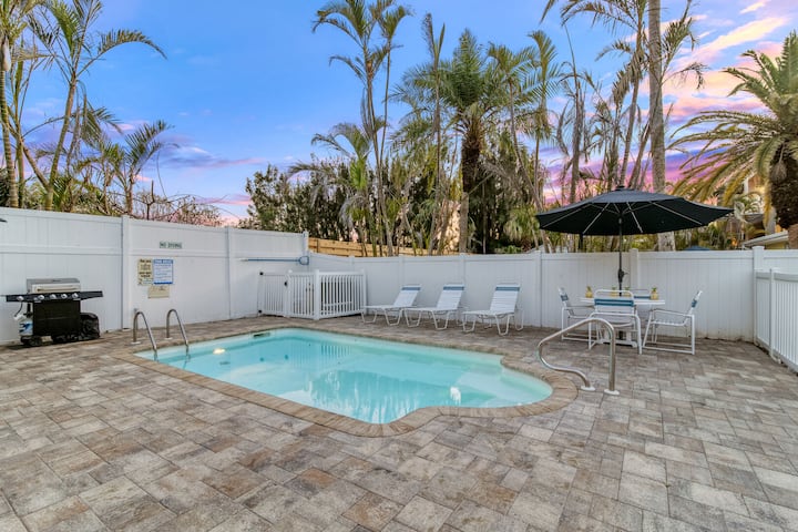 Seahorse Cabana | Walk To Crescent Beach! - Siesta Key, FL
