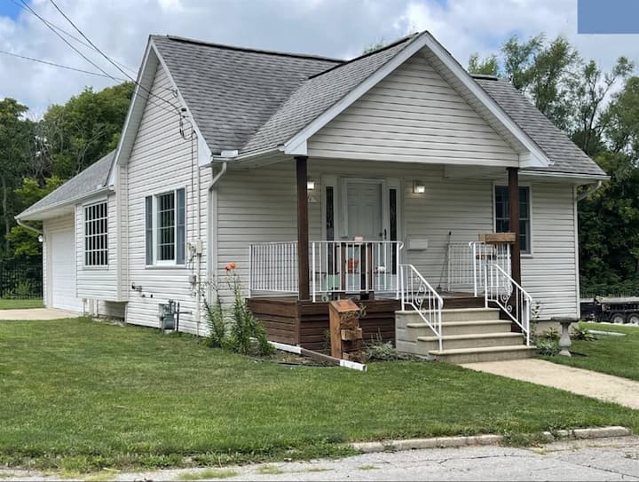 Traditional Single Family Home W/ Attached Garage - Miller Park Zoo, Bloomington