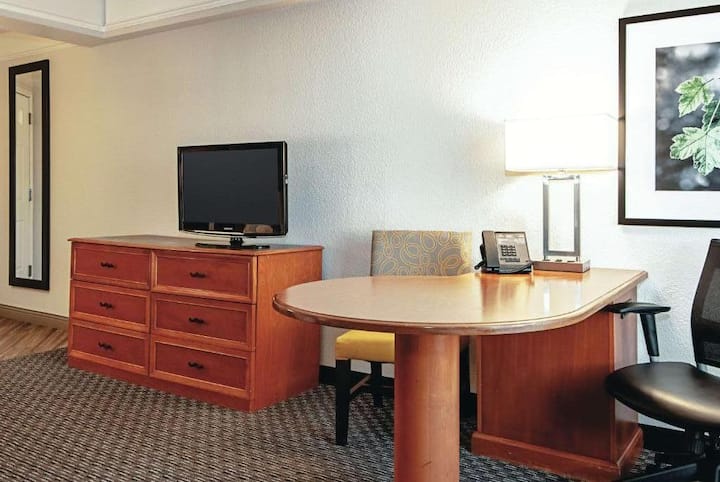 Relax And Unwind! Enjoy Pool Access, Free Parking - Ontario, CA