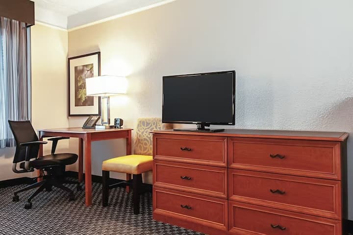 Enjoy 2 Family-friendly Units, Pool Access! - Ontario, CA