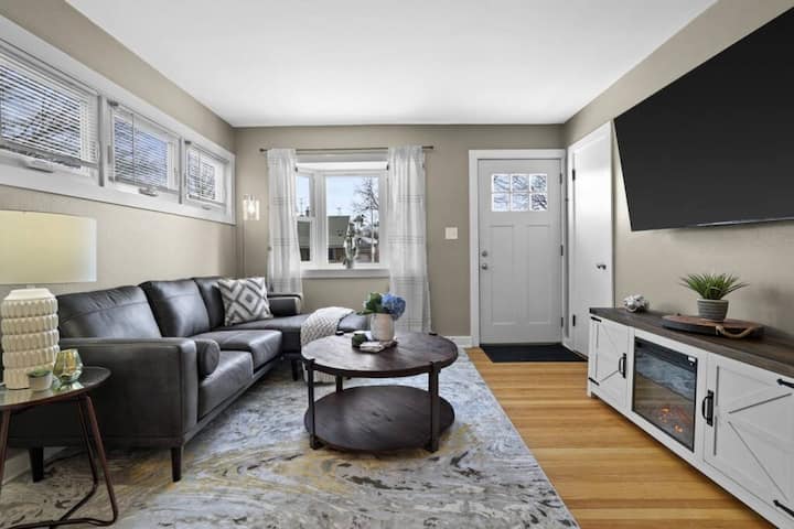 Comfortable & Charming 4br, Near Stadium & Zoo! - Milwaukee, WI