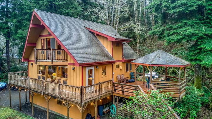 Wildlife Views-secluded Rustic Beauty-roomy Cabin - Cloverdale, OR