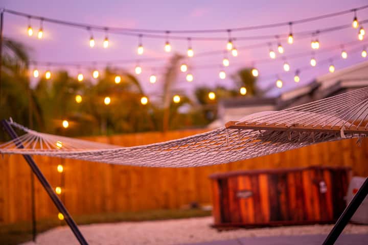 Miami Chic! Backyard Oasis, Outdoor Movie, Jacuzzi - North Miami, FL