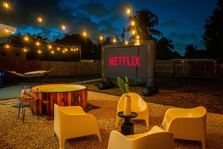 Miami Chic! Backyard Oasis, Outdoor Movie, Jacuzzi - Miami Gardens, FL