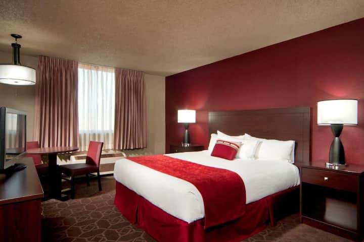 Pool, 2 King Rooms At Edgewater Casino Resort - Laughlin, NV