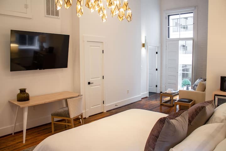 Metropolitan Luxury- Room Seven - Roanoke, VA